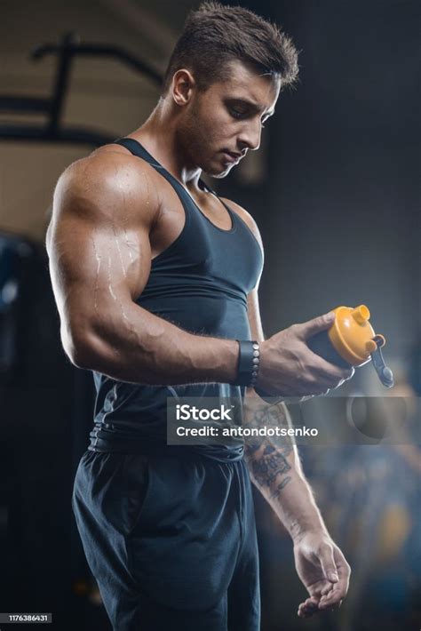 잘 생긴 강한 운동 남자 펌핑 올라 팔뚝 근육 운동 피트 니스 및 보디 빌딩 개념 배경근육 보디 피트 니스 남자 하 고 무기 운동 체육관에서 벌거 벗은 몸통 강사에 대한