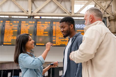 기차에 탑승하기 전에 기차역에서 출발 시간을 확인하는 다인종 친구들 기차 개념으로 여행 즐기기 30 34세에 대한 스톡 사진 및 기타 이미지 Istock