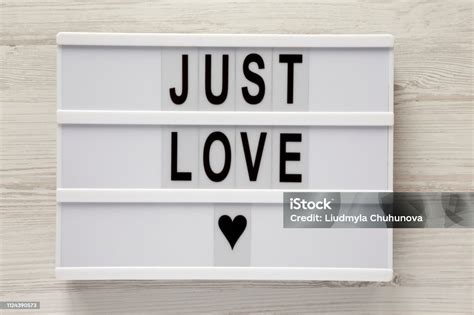 텍스트 그냥 사랑 백색 나무 표면 오버 헤드 보기에 현대 보드 평면 위치 최고 볼 수 있습니다 발렌타인의 날 2 월 14 일 2월에 대한 스톡 사진 및 기타 이미지 Istock