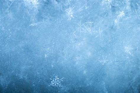 새 해와 크리스마스 추상 얼음 눈에 덮인 백그라운드 찬 파란 음색에 진짜 눈송이 매크로 0명에 대한 스톡 사진 및 기타 이미지