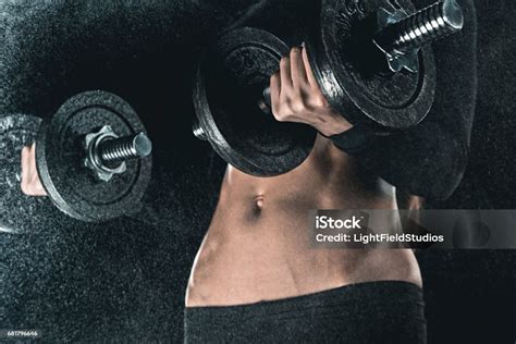 검은 색에 고립 된 아령과 스포츠 우먼 훈련 스포츠 여성의 근육 질의 신체 개념 건강한 생활방식에 대한 스톡 사진 및 기타 이미지 건강한 생활방식 검정색 배경 교차