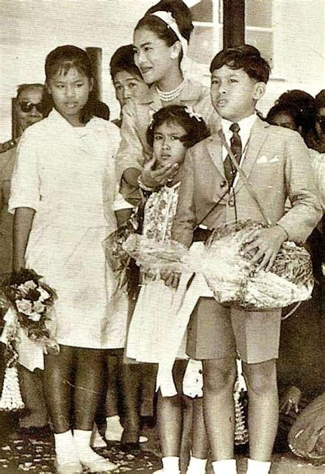 สมเด็จพระนางเจ้าพระบรมราชินีนาถ พร้อมด้วย พระราชธิดา พระราชโอรส King Of Kings I Kings King