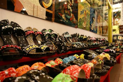 纪念品高清图片 越南市场上的鞋子和纪念品 餐饮美食免费下载 jpg格式 3872像素 编号42354129 千图网
