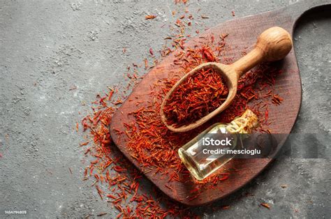 말린 사프란 향신료 또는 허브 오일 개념 대체 의학 을 곁들인 사프란 에센셜 오일의 유리 병 잇꽃에 대한 스톡 사진 및 기타