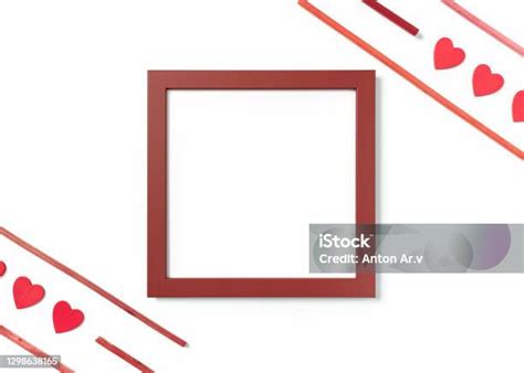 빈 나무 사진 프레임 하트 모양의 인형과 빨간색 나무 막대기는 흰색 배경에 있습니다 발렌타인 데이 배경 플랫 레이 맨 위