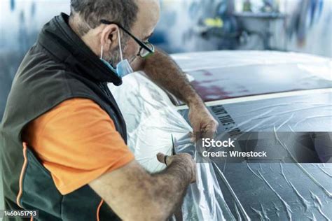 자동차를 준비하는 자동차 정비사 그림차고 작업장에서 자동차의 가장자리 보호 가리기에 대한 스톡 사진 및 기타 이미지 가리기