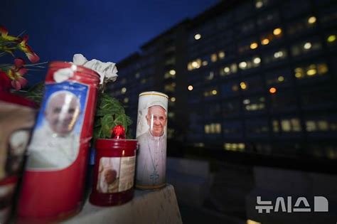 11일째 입원중인 프란치스코 교황을 위한 기도 뉴시스pic