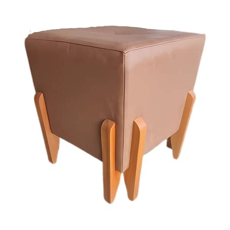 Puff Caio Decorativo Com Couro Caramelo E Pés Em Madeira Vyle