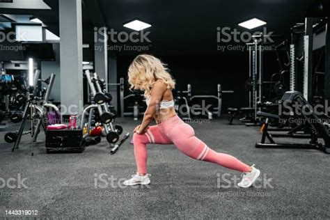 체육관에서 운동하기 전에 스트레칭하는 젊은 근육질 여성 강사에 대한 스톡 사진 및 기타 이미지 강사 건강한 생활방식 결심