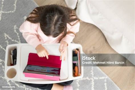 집에서 플라스틱 책상에 디지털 태블릿을 사용하여 Littel 소녀 10 11세에 대한 스톡 사진 및 기타 이미지 10 11세 Brand Name Online