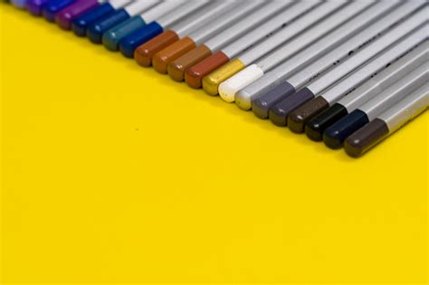 카피 스페이스 또는 텍스트 평면 누워 노란색 동향 배경에 다채로운 고정 학교 용품 0명에 대한 스톡 사진 및 기타 이미지 0명 가위 개인 장식품 Istock