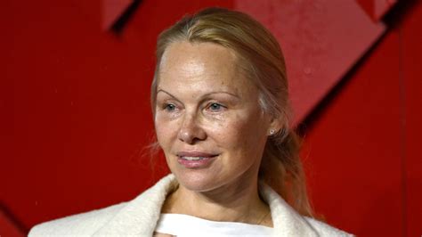 Памела Андерсон без макияжа пришла на модную премию в Лондоне Фото