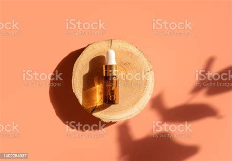 호박색 유리 점적기 병은 유칼립투스 꽃 그림자가있는 햇빛 아래 목판화에 담겨 있습니다 위쪽 보기 병에 대한 스톡 사진 및 기타 이미지 Istock