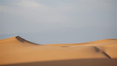 격리 경치 경치가 좋은 고독 고요한 고요함 골든 아워 광야 광활한 그림자 드라마틱한 따뜻한 빛 메마른 모래 모래 언덕 모래로 뒤덮인 모험