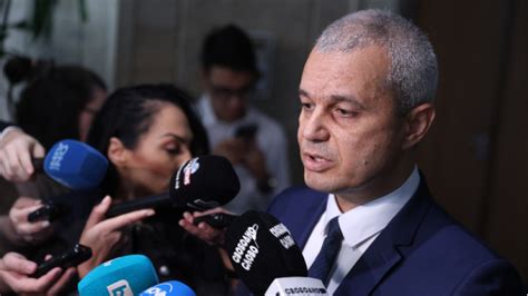 С нов законопроект Възраждане иска сваляне на европейските знамена у нас