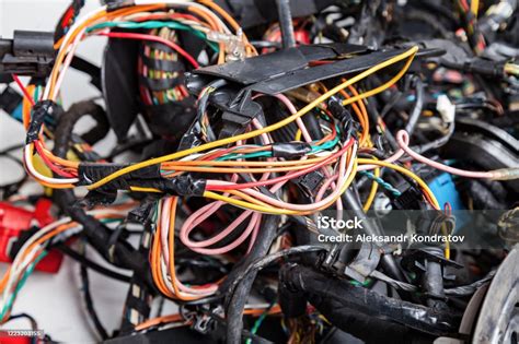 여러 가지 색상의 전선의 전기 네트워크 노란색 빨간색과 녹색 케이블의 코일의 배경에 대한 검은 색 전기 테이프로 되감아 0명에 대한 스톡 사진 및 기타 이미지 Istock