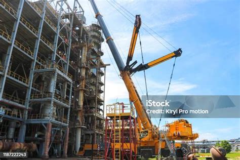 파이프 기둥 난간 계단 및 장비가있는 대형 신산업 석유 정제 석유 화학 플랜트의 강력한 건설 크레인으로 건설 및 설치 작업 강철에 대한 스톡 사진 및 기타 이미지 Istock