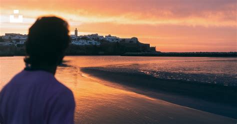 해변에 서서 석양을 바라보는 사람 사진 Unsplash의 무료 사람 이미지