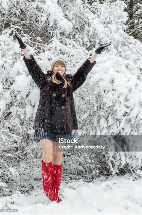 빨간색으로 행복 한 여자는 첫눈에 점프 기쁨 부츠 건강한 생활방식에 대한 스톡 사진 및 기타 이미지 건강한 생활방식 겨울 공원 Istock