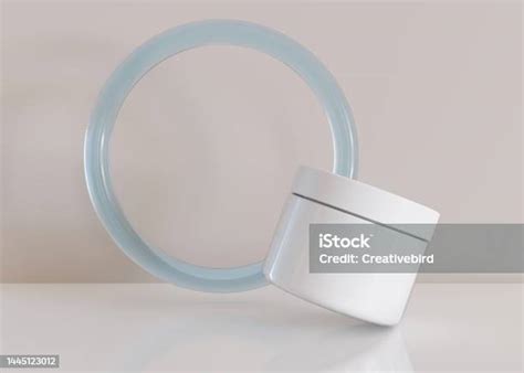 흰색과 공백 베이지색 배경에 날아다니는 반지가 있는 브랜드가 없는 화장품 크림 항아리 스킨 케어 제품 프리젠 테이션 현대 모형 스킨케어 뷰티 및 스파 복사 공간이있는 항아리