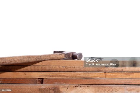 나무 판에 망치와 손톱 흰색 배경에 고립 목공의 개념 목공 도구 0명에 대한 스톡 사진 및 기타 이미지 0명 갈고리 발톱 개념 Istock