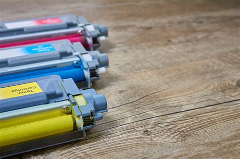 나무 테이블에 적층 된 컬러 레이저 프린터용 토너 카트리지 3개 프린터 토너에 대한 스톡 사진 및 기타 이미지 프린터 토너