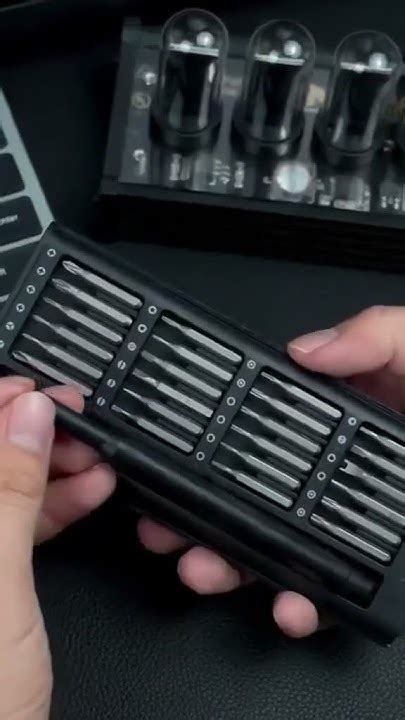 Набір викруток включає 25 інструментів серед яких 24 біт наконечників Youtube