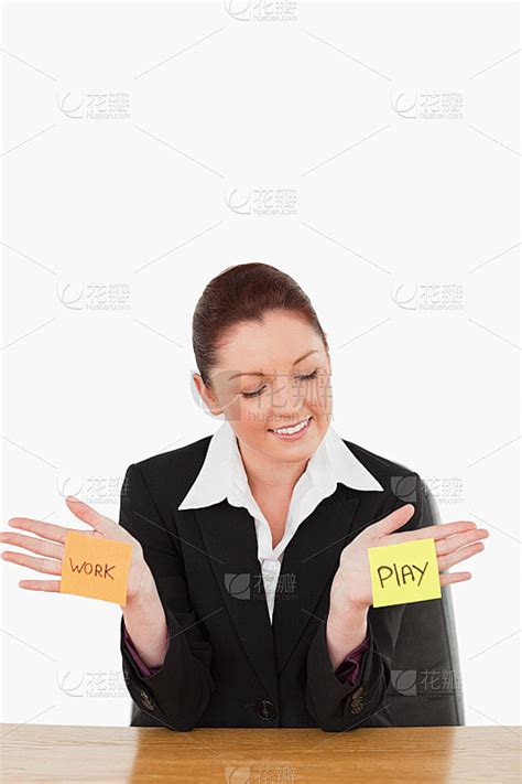 女商人在工作和娱乐之间犹豫不决