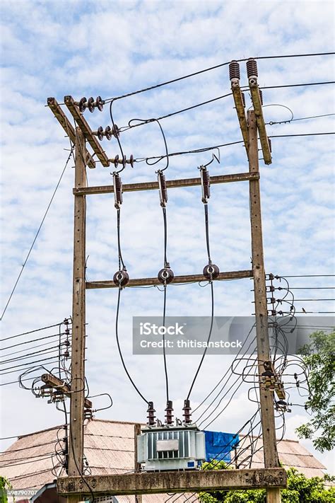 Kotak Transformator Distribusi Dan Saluran Listrik Pada Po Beton Foto Stok Unduh Gambar