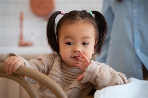 Jeune Fille Asiatique Dans La Cuisine La Maison Photo Gratuite