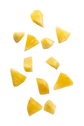 클리핑 경로가있는 흰색 배경에 고립 된 떨어지는 파인애플 조각 파인애플에 대한 스톡 사진 및 기타 이미지 파인애플 날기