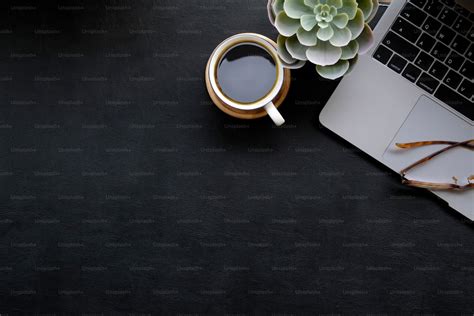 어두운 사무실 가죽 작업 공간 책상 및 용품 작업 공간 및 복사 공간 사진 Unsplash의 컴퓨터 키보드 이미지