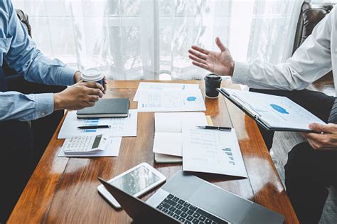 성공적인 성장 이익을 위한 비즈니스 메이킹의 회의 및 전략에서 투자 아이디어 마케팅 기획 및 프리젠 테이션 금융 프로젝트에 대한 비즈니스 임원 협력 컨퍼런스 계획에 대한