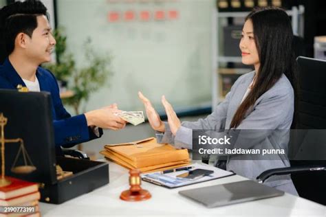 변호사 사무실에서 사업가로부터 뇌물을 거부하는 변호사 20 24세에 대한 스톡 사진 및 기타 이미지 20 24세 2명 계획 Istock