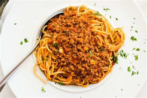 흰색 테이블 볼로네즈 파스타에 흰색 접시에 스파게티에 높은 각도보기 0명에 대한 스톡 사진 및 기타 이미지 0명 건강한 식생활 고기 Istock