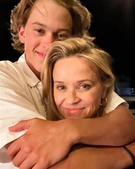 Reese Witherspoon Adorable Câlin Avec Son Immense Fils Deacon Qui