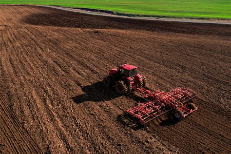 트랙터 디스크는 토양을 쟁기질하는 데 걸림돌입니다 일몰에 쟁기질 된 밭에 씨앗을 뿌리십시오 농업에서 파종 경작지에 대한 스톡 사진 및 기타 이미지 Istock