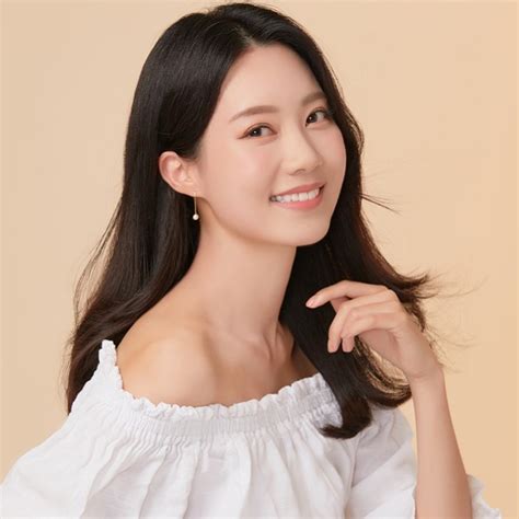 프로필사진 비타스튜디오 자연스럽고 고급스러운 분위기의 비타스튜디오 프로필 사진 촬영문의 02