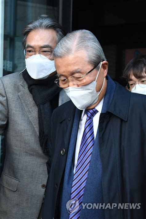 당사 나서는 김종인 총괄선대위원장 연합뉴스