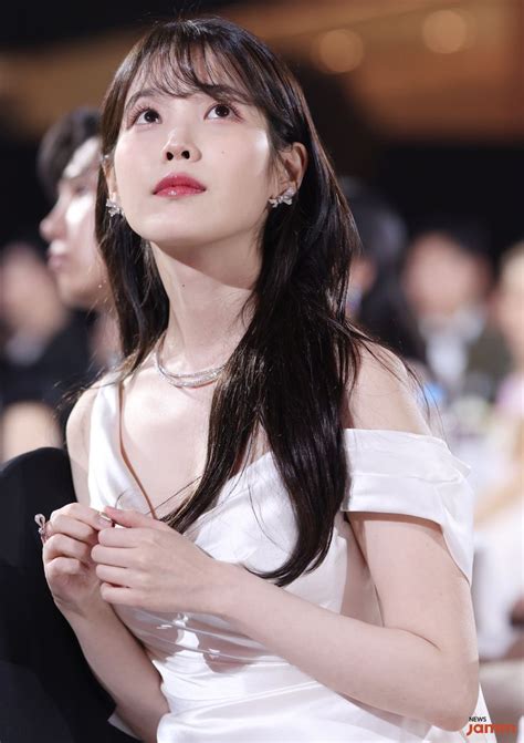 Iu 아이유 ︎ᰔᩚ에 있는 𐙚 Xeeiser 𐙚님의 핀 연예인 웨딩 메이크업 긴 헤어스타일