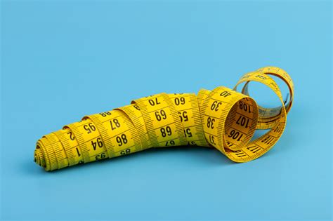 파란색 배경에 노란색 나선형 테이프 측정 센티미터 텍스트 공간입니다 0명에 대한 스톡 사진 및 기타 이미지 0명 가냘픈 개념 Istock