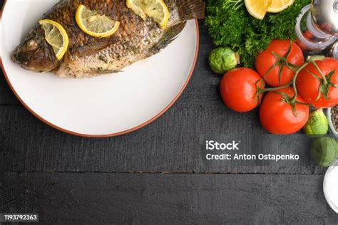 동양 또는 유럽 요리 야채와 재료와 검은 나무 배경에 레몬 요리 생선 비문 또는 디잔을위한 공간이있는 플랫 누워 고급 요리에 대한 스톡 사진 및 기타 이미지 Istock