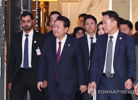 동행 경제인 만찬 간담회 입장하는 윤석열 대통령 내외 연합뉴스