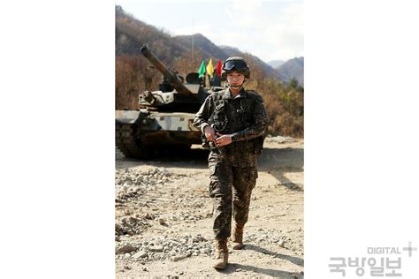 국방사진연구소 육군7사단 전차대대 첫 여군 전차중대장 K1전차 10대 등과 장병들을 이끄는 윤채은