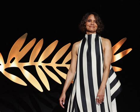 هالی بری برای حضور در جشنواره کن مجبور شد لباس مناسب بپوشد