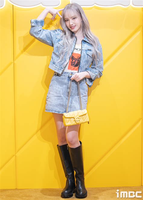 더쿠 오늘자 아이브 리즈 코치 팝업 