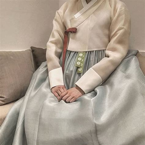 ㆍ ㆍ 가봉실 조명을 바꾸었더니 천연염색 명주 원단의 은은한 광택이 한층 돋보이네요 ㆍ ㆍ ㆍ ㆍ ㆍ ㆍ 한복 혼주한복 신부한복 한복스타그램 고급한복 프리웨딩 하우스