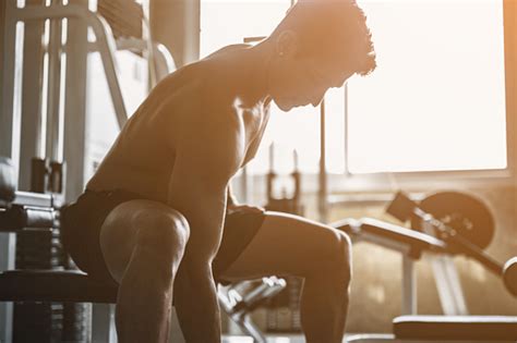 프로 체육관 피트니스 클럽에서 아령을 손에 스포츠맨은 웰빙 육체적 강한 허리 근육을 구축 25 29세에 대한 스톡 사진 및 기타 이미지 25 29세 40 44세 강사