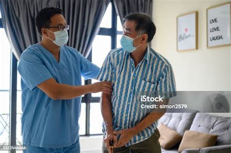 돌보는 남성 물리 치료사는 재활 센터에서 뇌졸중 피해자를 하는 데 도움이 남자 간호사에 대한 스톡 사진 및 기타 이미지 남자 간호사 보호 마스크 아시아 Istock