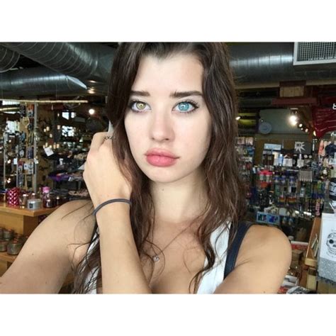 Sarah Mcdaniel The Us Model With Hypnotizing Eyes Is Causing Internet Meltdown Brandsynario